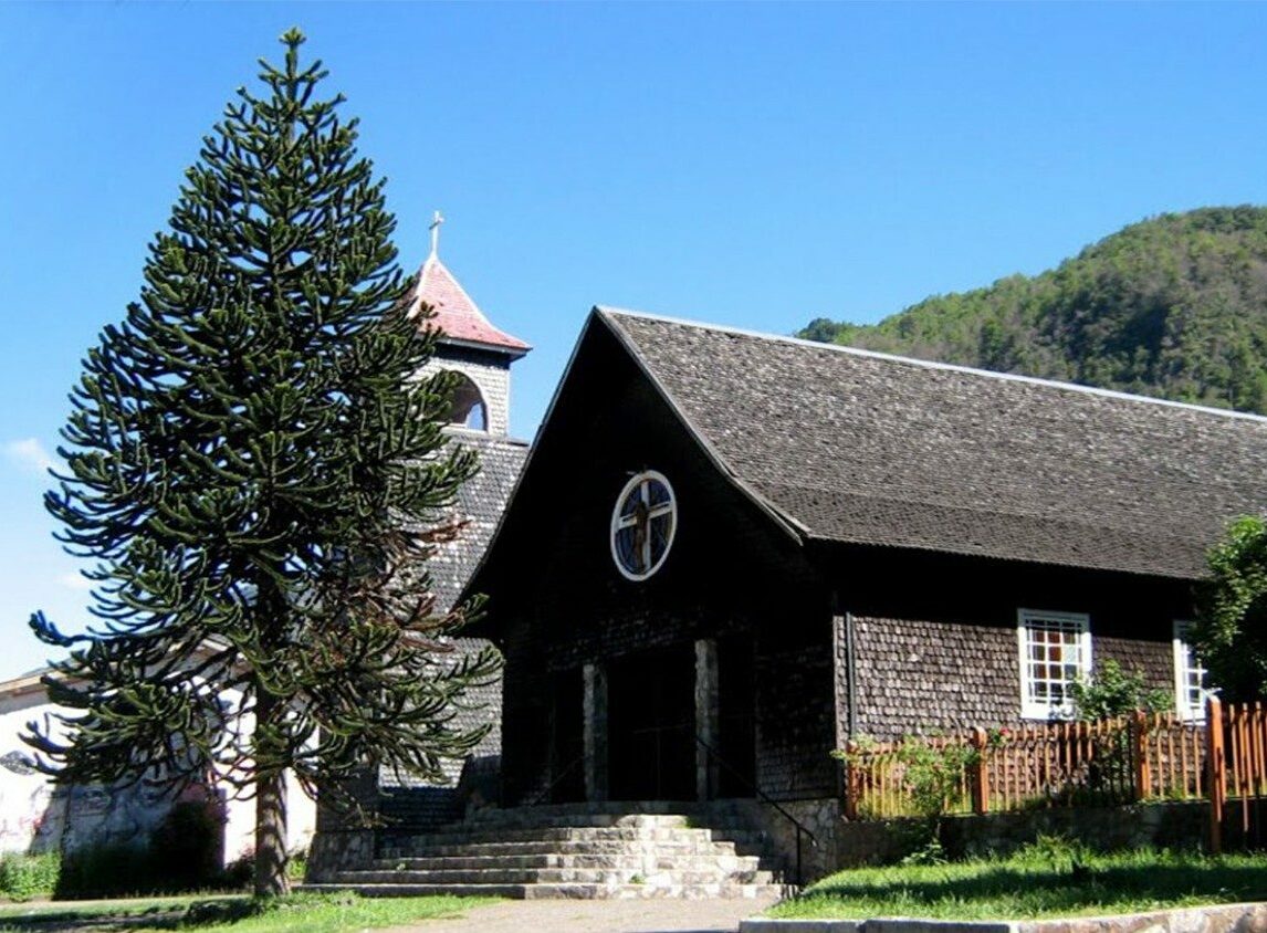 Igreja é destruída por incêndio, no Chile